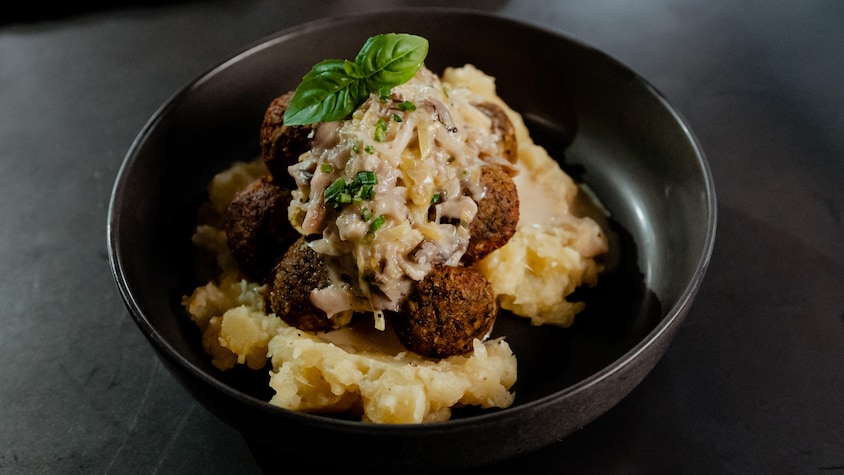Boulettes végétaliennes avec sauce aux champignons et au poireau | Mordu