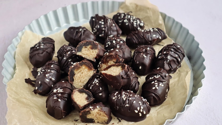 Dattes farcies au tahini et au miso enrobées de chocolat | Mordu