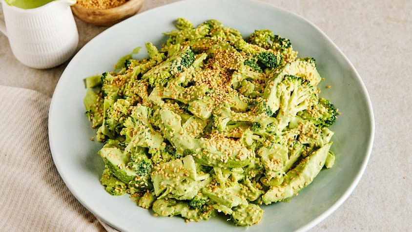 Salade de brocoli, vinaigrette crémeuse au tahini | Mordu