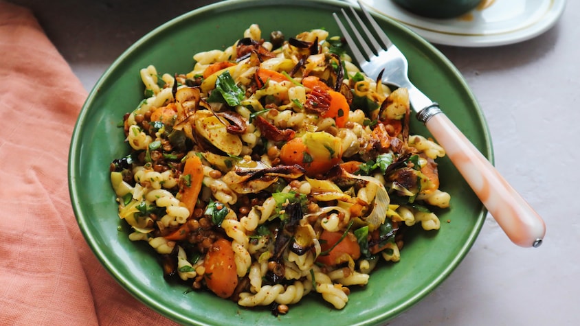 Salade hivernale de pâtes aux carottes rôties | Mordu