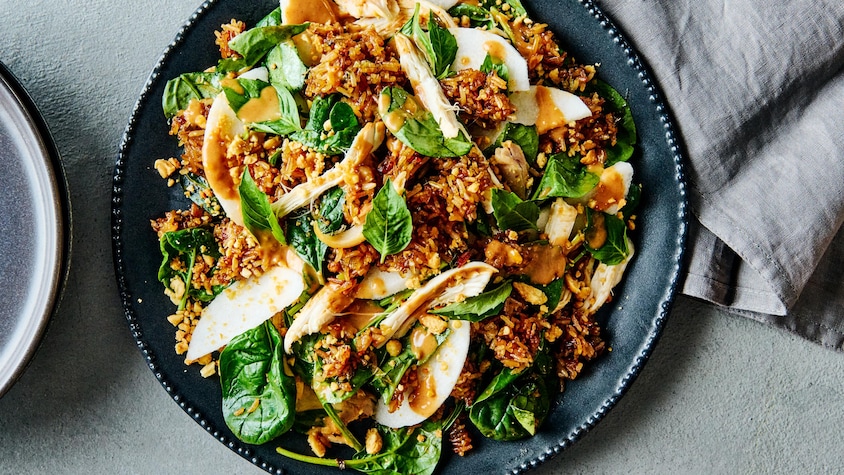 Salade de poulet, de riz croustillant et de poires, vinaigrette aux ...