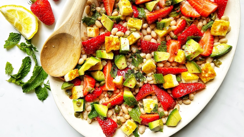 Salade de fraises au halloumi | Mordu