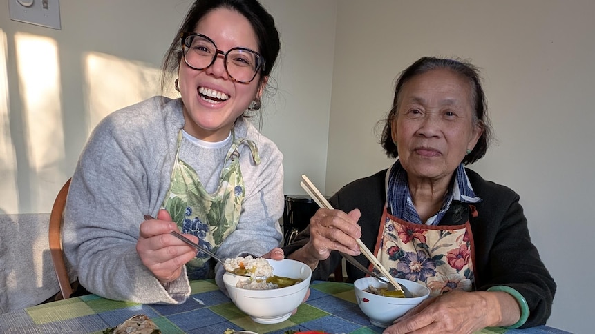 An Tran cuisine une soupe de poisson avec sa tante | Mordu