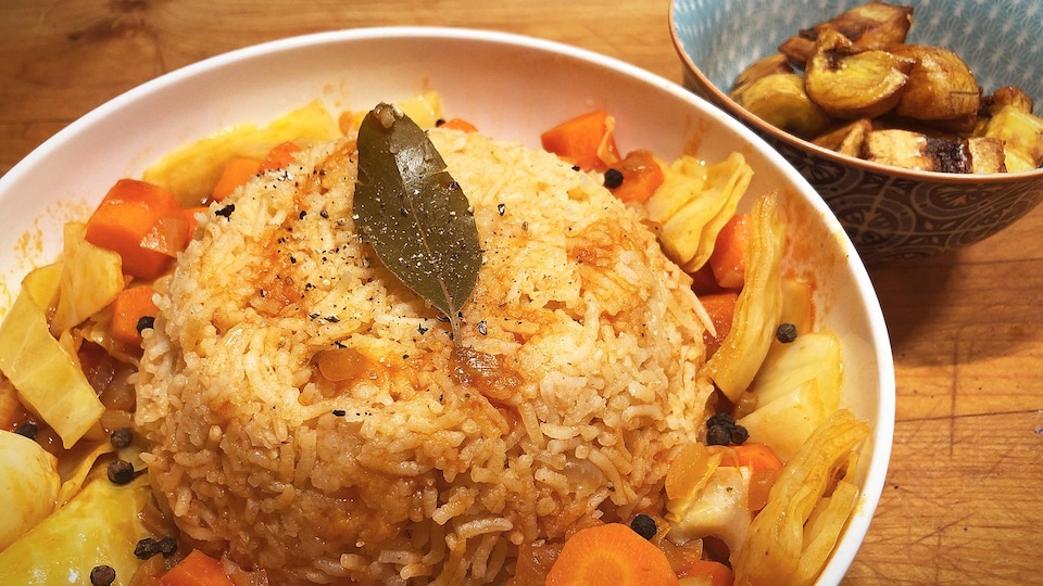Riz gras avec légumes et alloco, un voyage culinaire en Côte d’Ivoire