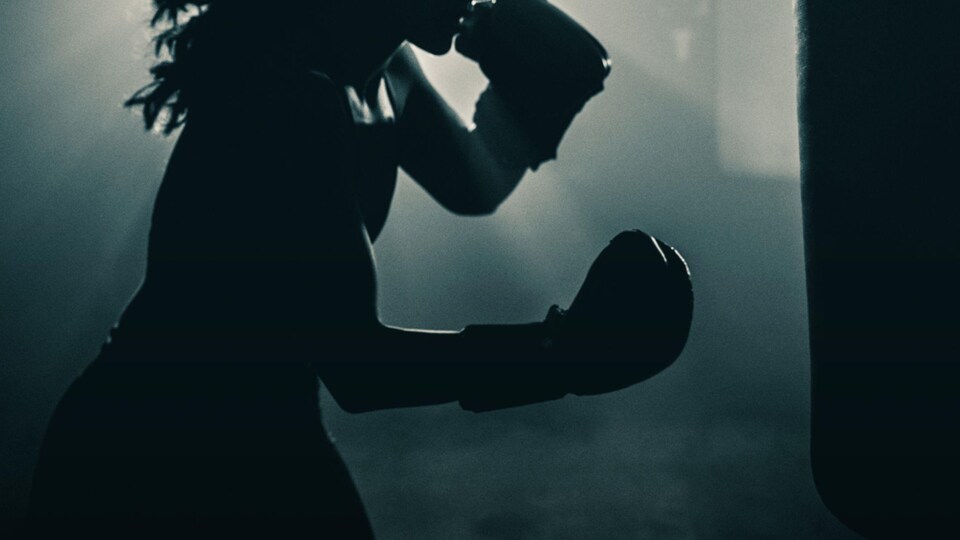 Combat annulé : la version des faits de la boxeuse transgenre