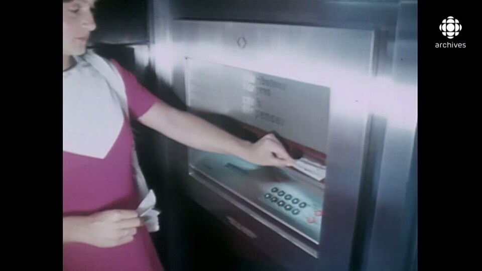 Un premier guichet automatique au Québec en 1972 | Radio-Canada.ca