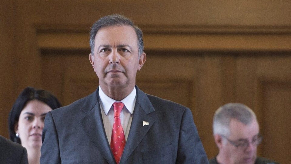 Sam Hamad reste sur les banquettes arrières | Radio-Canada.ca