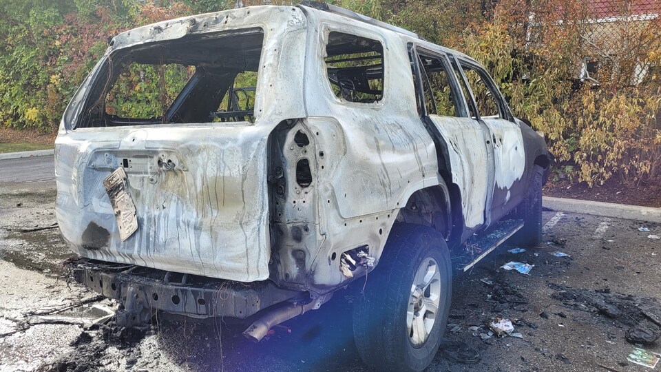 Un VUS part subitement en fumée devant le concessionnaire où il a été ...