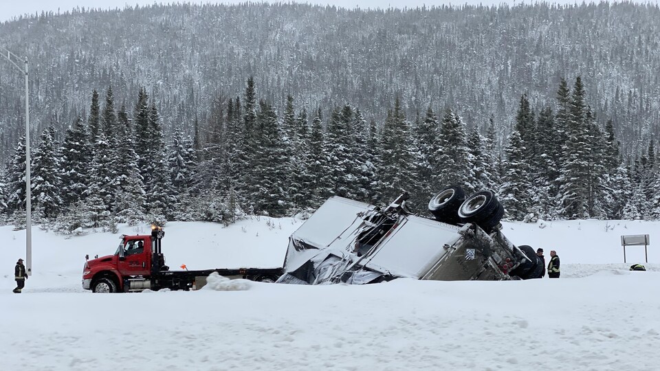 Un accident entre deux semi-remorques sur la route 175 | Radio-Canada.ca