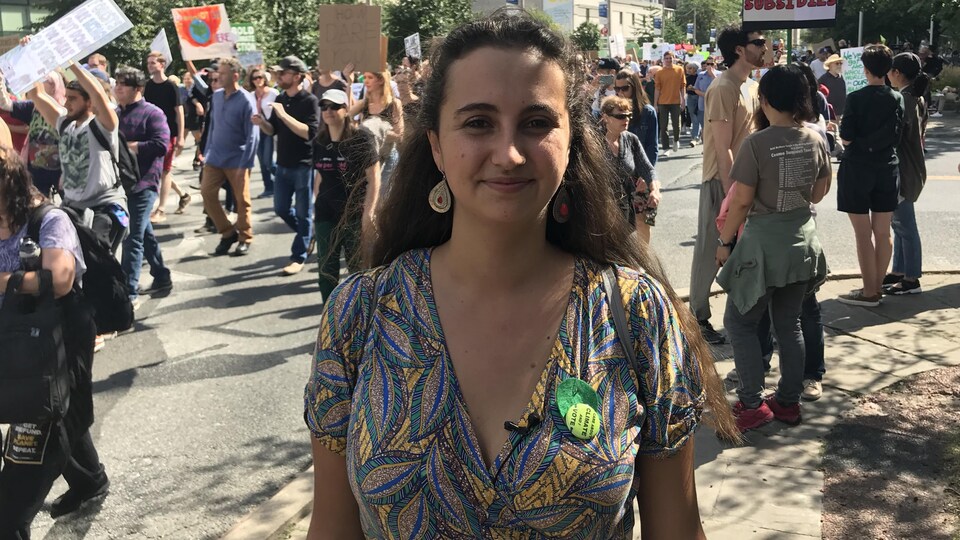 Des milliers de personnes marchent pour le climat en Ontario | Radio ...
