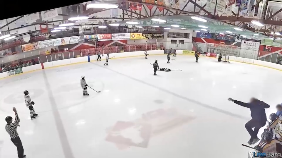 Un entraîneur de hockey mineur s’en prend à un joueur adverse à Beaupré ...