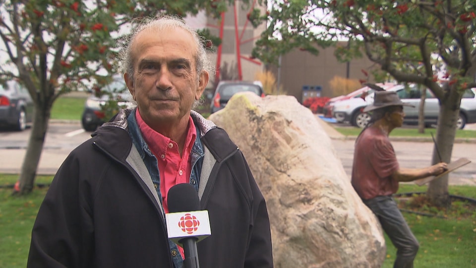 Une sculpture en l’honneur d’André Michel dévoilée à Sept-Îles | Radio ...