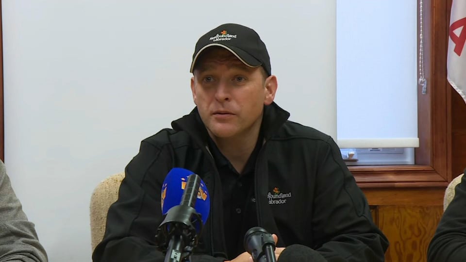 Andrew Furey défend ses vacances à la propriété du milliardaire John ...