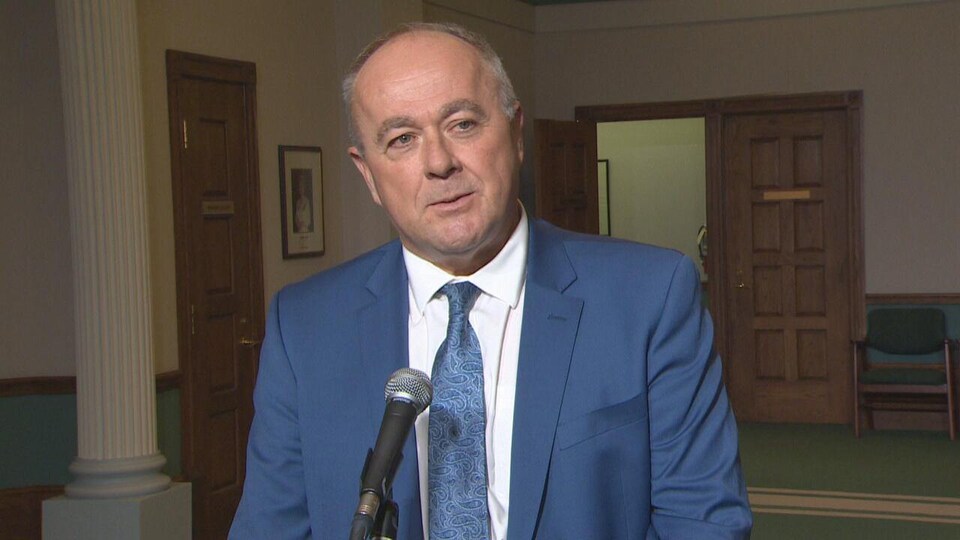 Andrew Furey défend ses vacances à la propriété du milliardaire John ...