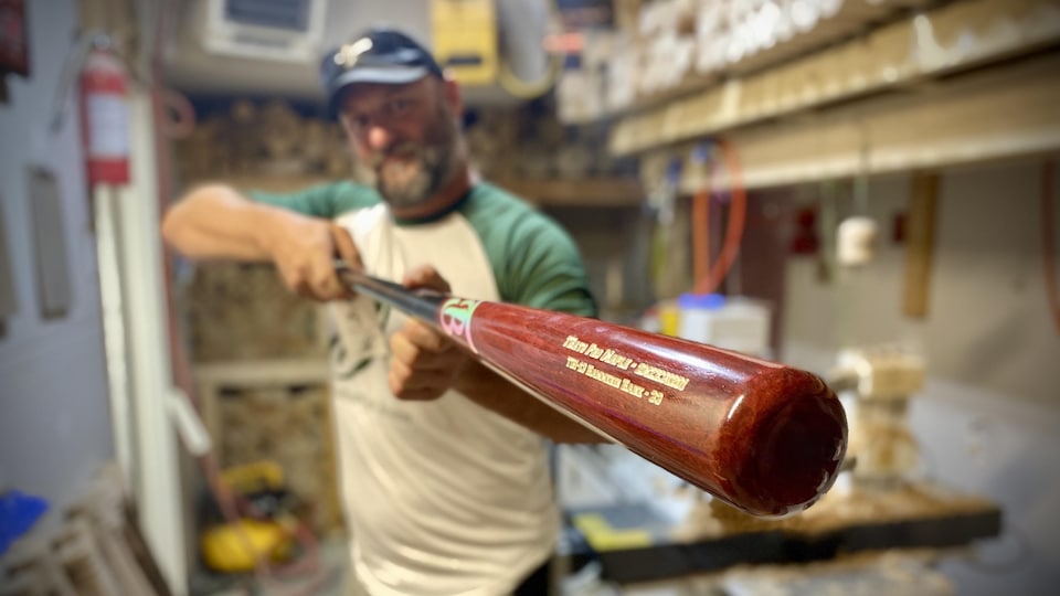 Deux franco-ontariens se lancent dans la fabrication de bâtons de baseball