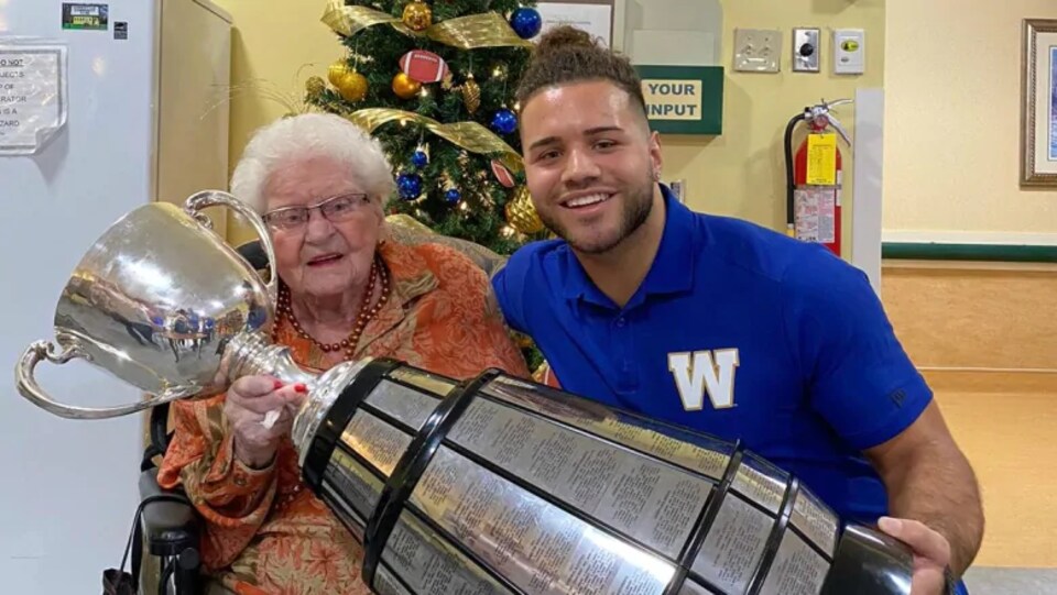 Visite surprise de la Coupe Grey pour une dame de 107 ans | Radio-Canada.ca