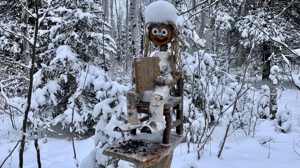Fabriquer des bonhommes pour le bonheur des randonneurs | Radio-Canada.ca