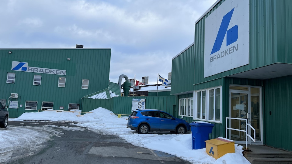 Les travailleurs à la fonderie Bradken de Mont-Joli en grève | Radio-Canada.ca