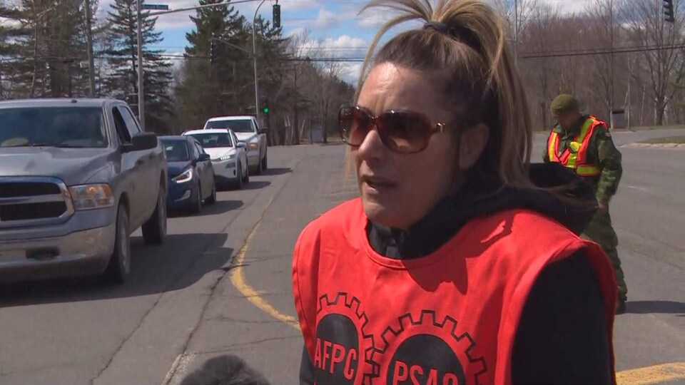 Un camion aurait frôlé des travailleurs en grève à la base militaire de ...