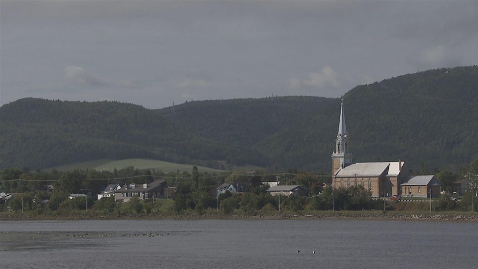 250e de Carleton-sur-Mer : Fernande Forest présente l'installation ...