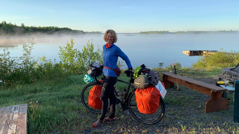 Une mère monoparentale sillonne le Québec à vélo pour les femmes ...