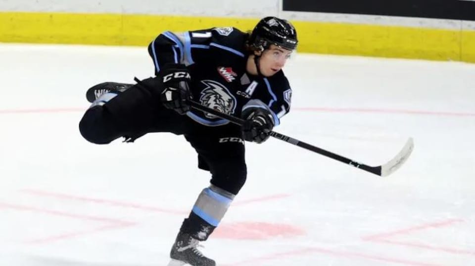 Deux joueurs du Ice de Winnipeg célèbrent leur sélection au repêchage ...