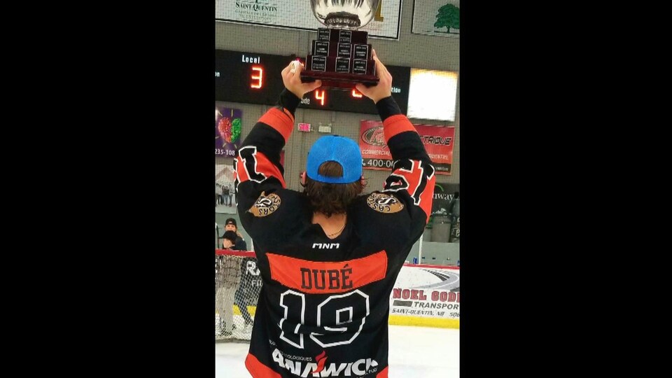 Un but miraculeux pour Alexis Dubé | Radio-Canada.ca