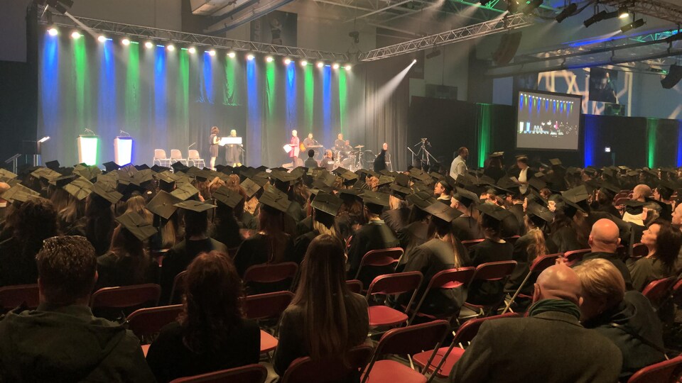 Plus de 1300 étudiants ont reçu leur diplôme au Cégep de Sherbrooke ...