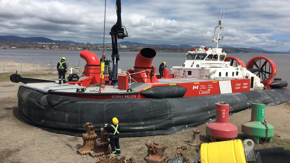 Déglaçage des rivières par la Garde côtière canadienne