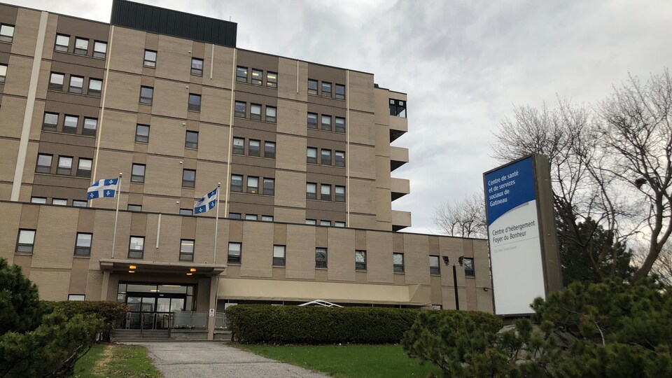 Le CHSLD Lionel-Émond de nouveau aux prises avec une éclosion de COVID ...