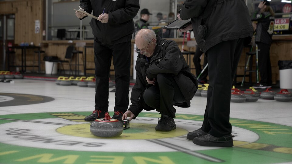 Claude Péloquin : 35 ans à arbitrer des compétitions de Curling Canada ...