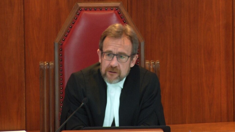 Prêt, démission des gouverneurs : l’Ontario à la rescousse de la ...