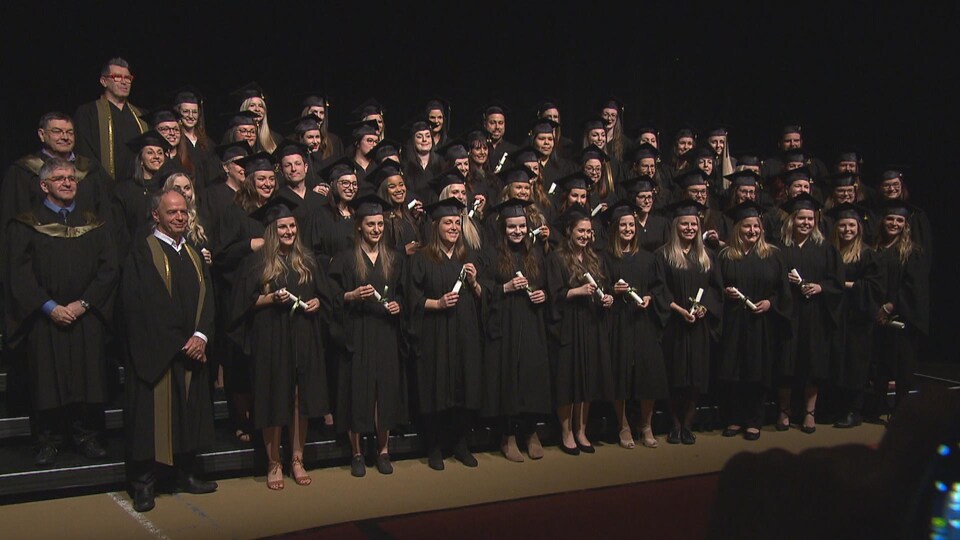 Un demi-siècle d'histoire pour les gradués de l'UQAC | Radio-Canada.ca