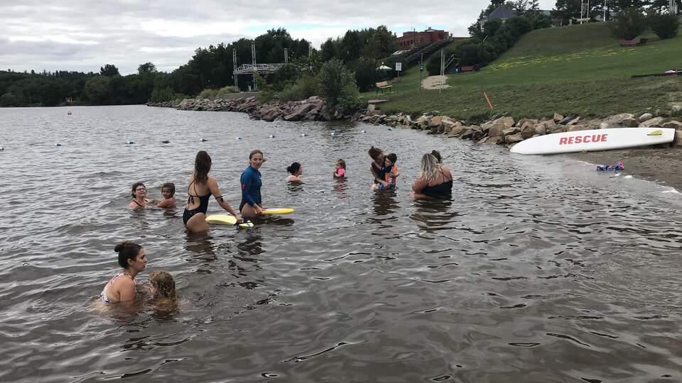Des cours de natation dans le lac Témiscamingue pour les enfants ...