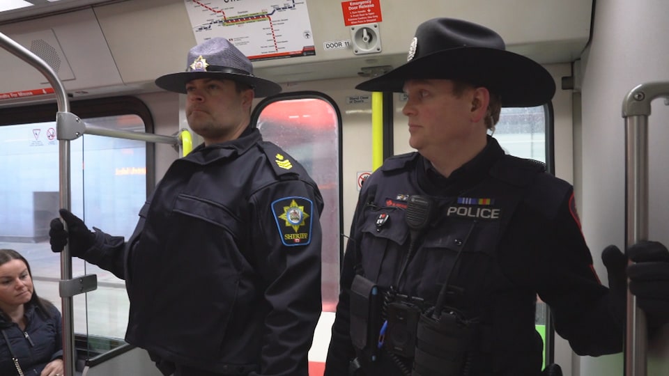 La présence des shérifs se fait sentir au centre-ville de Calgary ...
