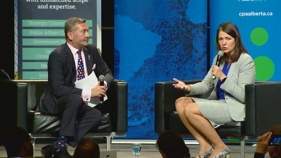 Danielle Smith demande aux employeurs de ne pas imposer de restrictions ...