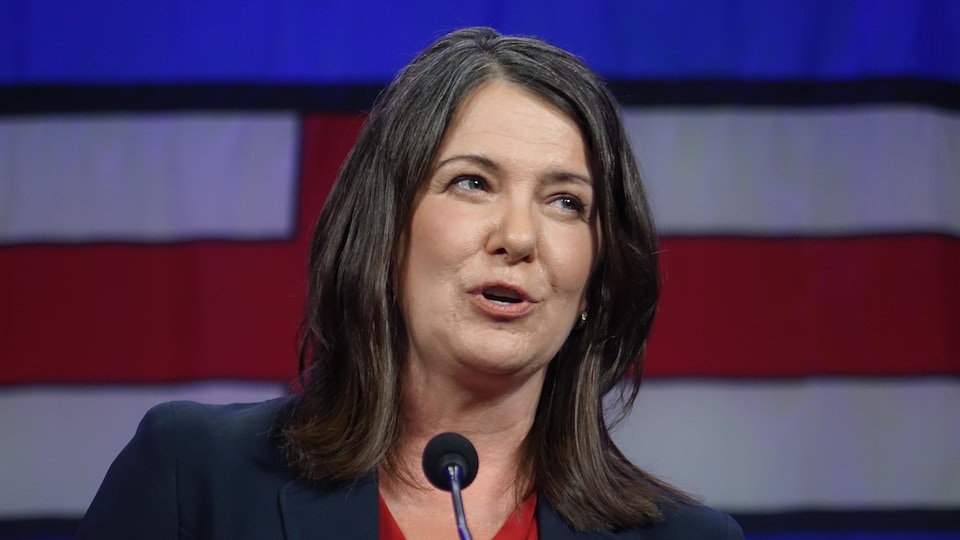 Danielle Smith devient officiellement première ministre de l’Alberta ...
