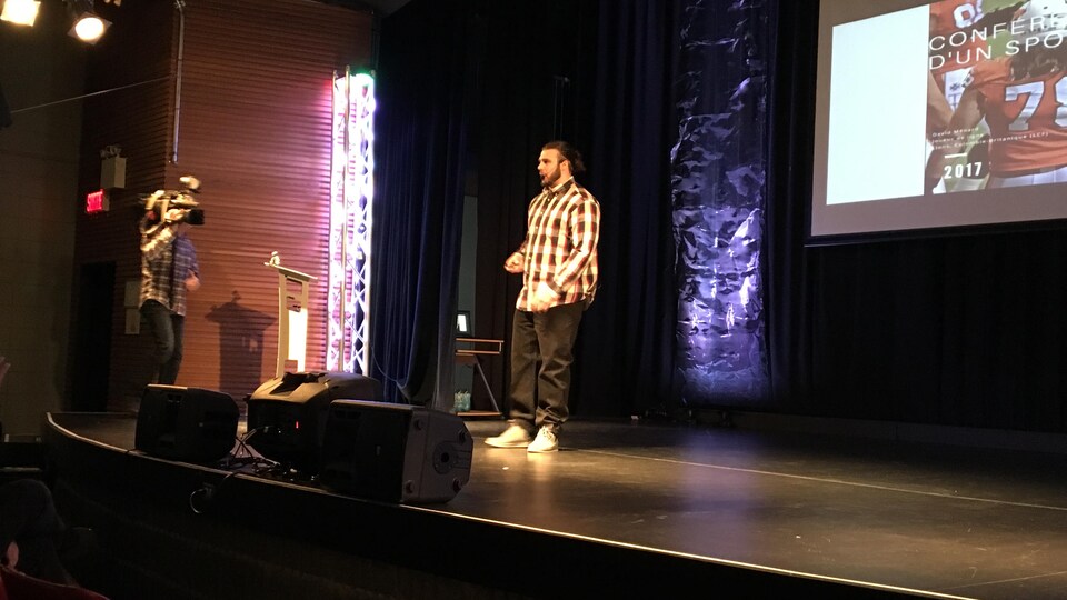 Le joueur de football professionnel David Ménard inspire les jeunes ...