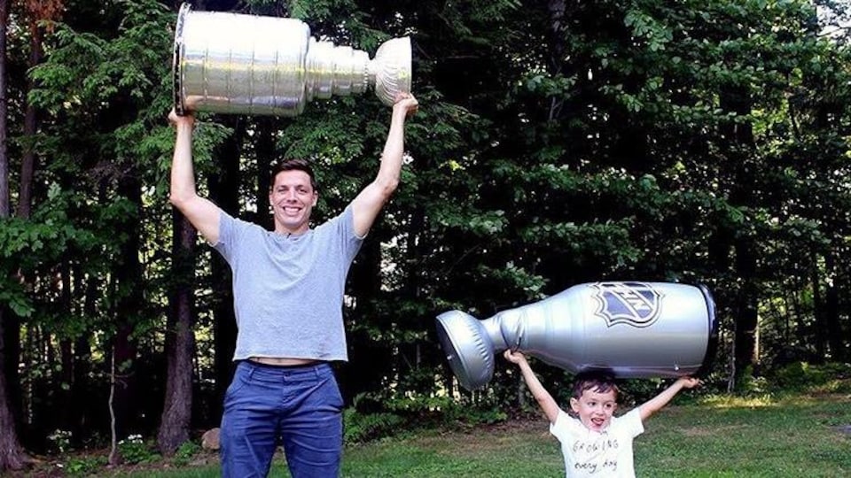 Les Sherbrookois célèbrent la Coupe Stanley avec David Perron | Radio ...