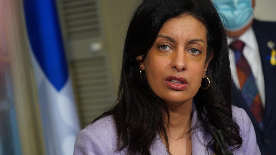 Dominique Anglade présente sa charte des régions