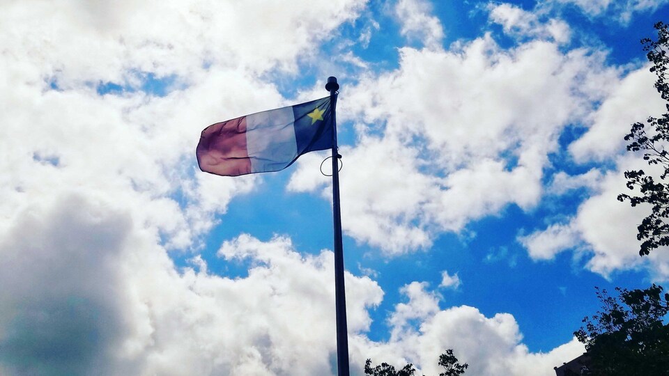 Le drapeau acadien hissé à la Ville de Rimouski | Radio-Canada.ca