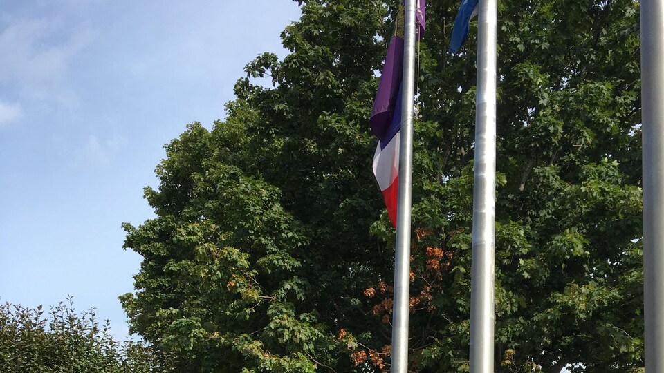 Le drapeau acadien au mât de l'hôtel de ville de Rimouski | Radio-Canada.ca