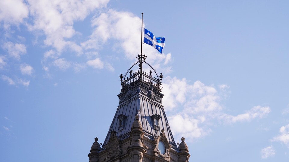 Décès de la reine : la CAQ a pris une pause, la campagne se poursuit ...