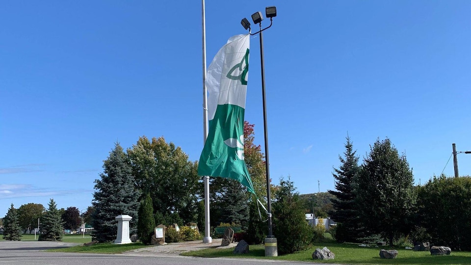 Le drapeau franco-ontarien, emblème officiel, qu’est-ce que ça change ...