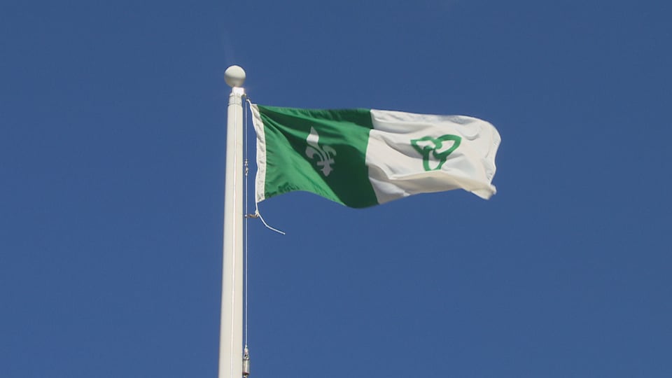 Les Franco-Ontariens de nouveau rassemblés pour hisser leur drapeau à ...