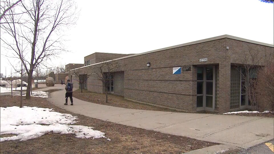 Un enseignant à l’école secondaire Jean-Grou accusé de crimes sexuels ...