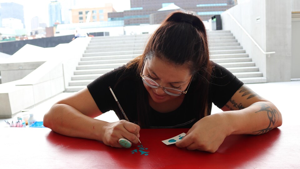 Eruoma Awashish, première Autochtone à peindre un piano public à ...
