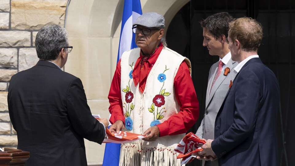 Le drapeau des survivants des pensionnats hissé au Parlement ...