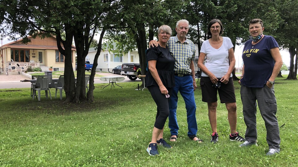 Les Robervalois soupent dans leur rue | Radio-Canada.ca