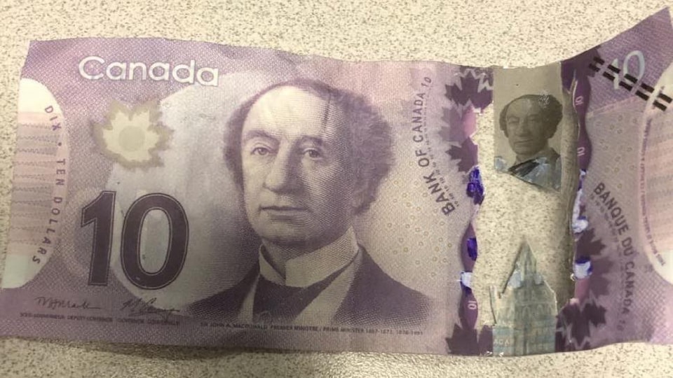 Plusieurs faux billets de banque circulent à Moncton | Radio-Canada.ca